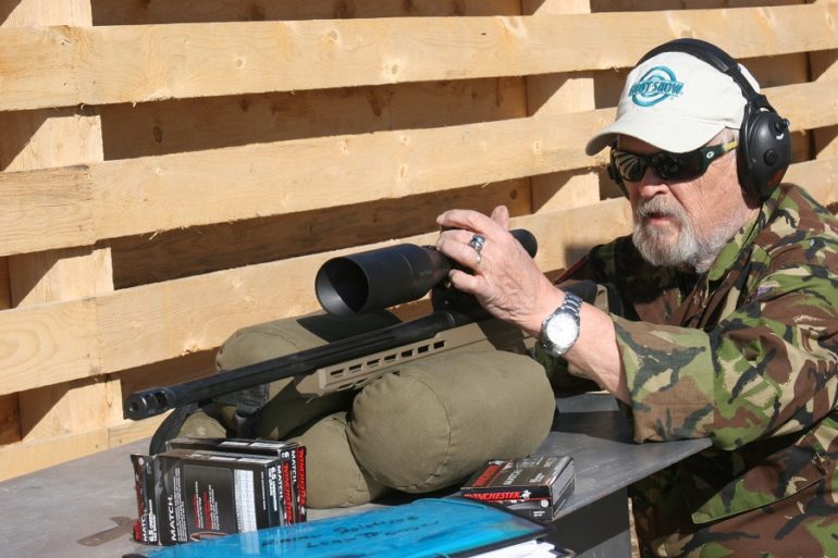 12 Best Long-Range Rifle Scopes Under $1000 Budget 2025